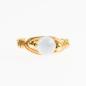 Vergoldeter Edelstein-Ring mit Regenbogen-Mondstein